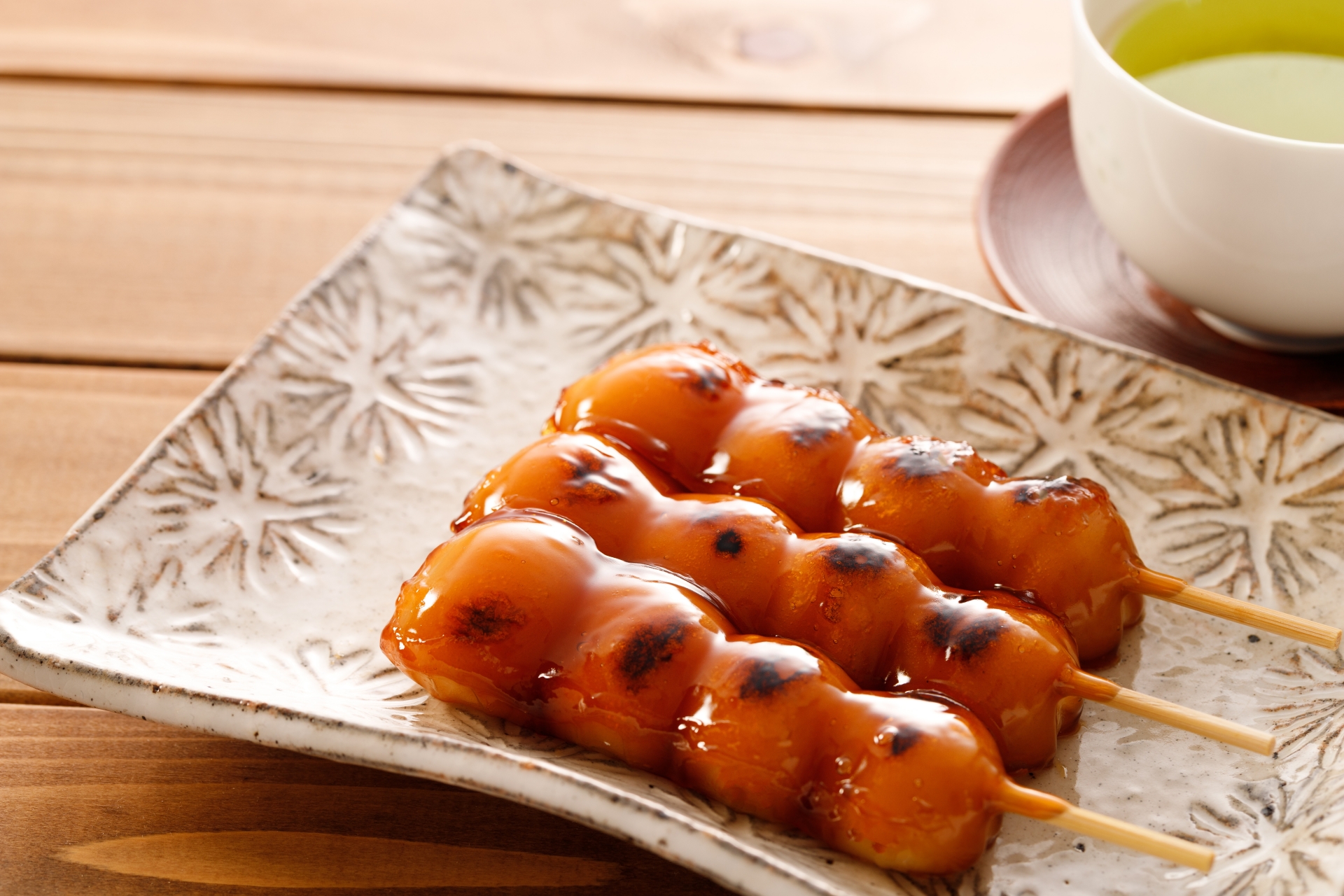 Sweet and crispy! The best-selling Mitarashi Dango with oozy golden ...